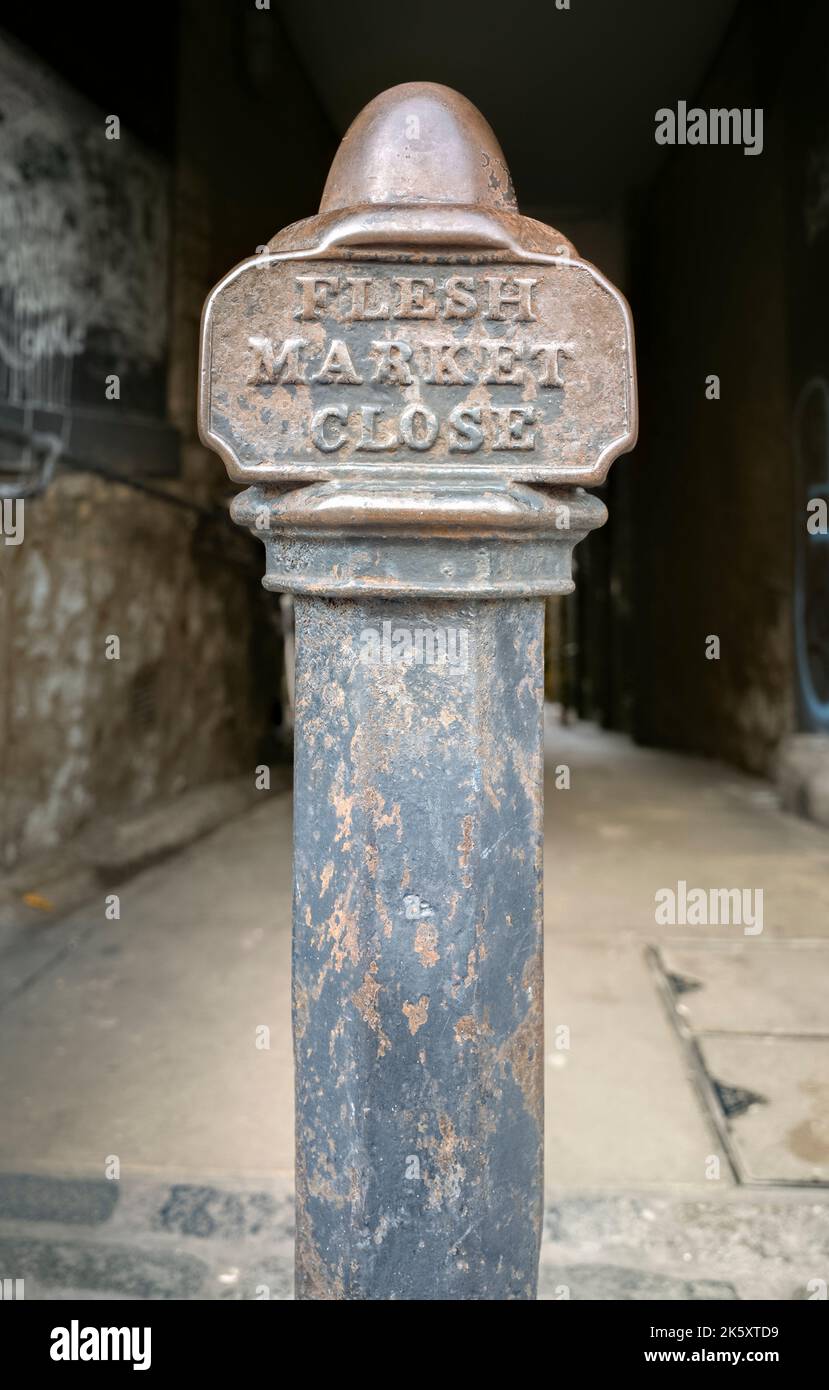 Edinburgh high street closes hi-res stock photography and images - Alamy