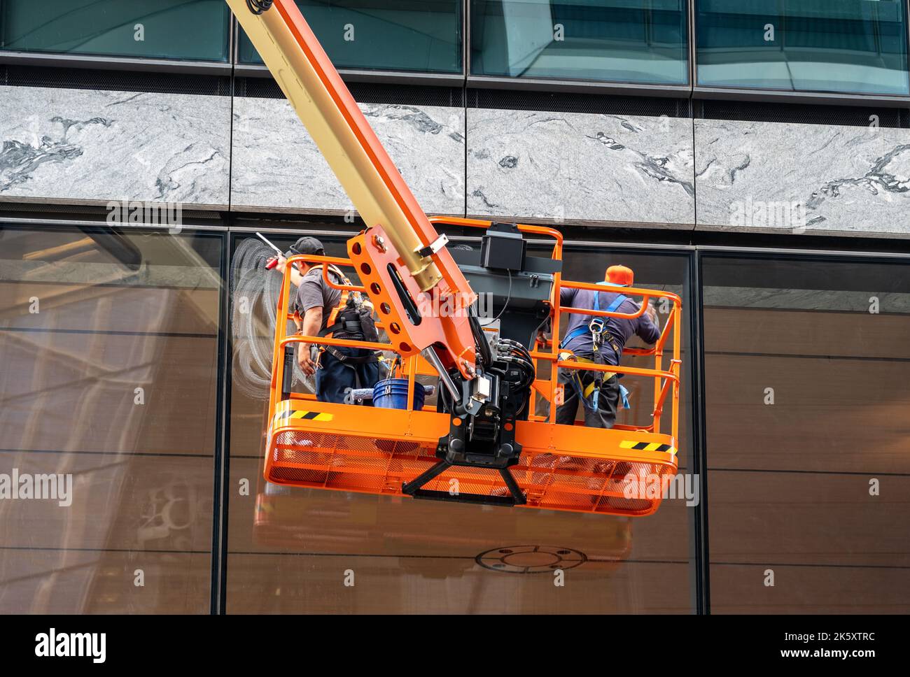 Window cleaners use tower to clean the windows of a skyscraper in New ...