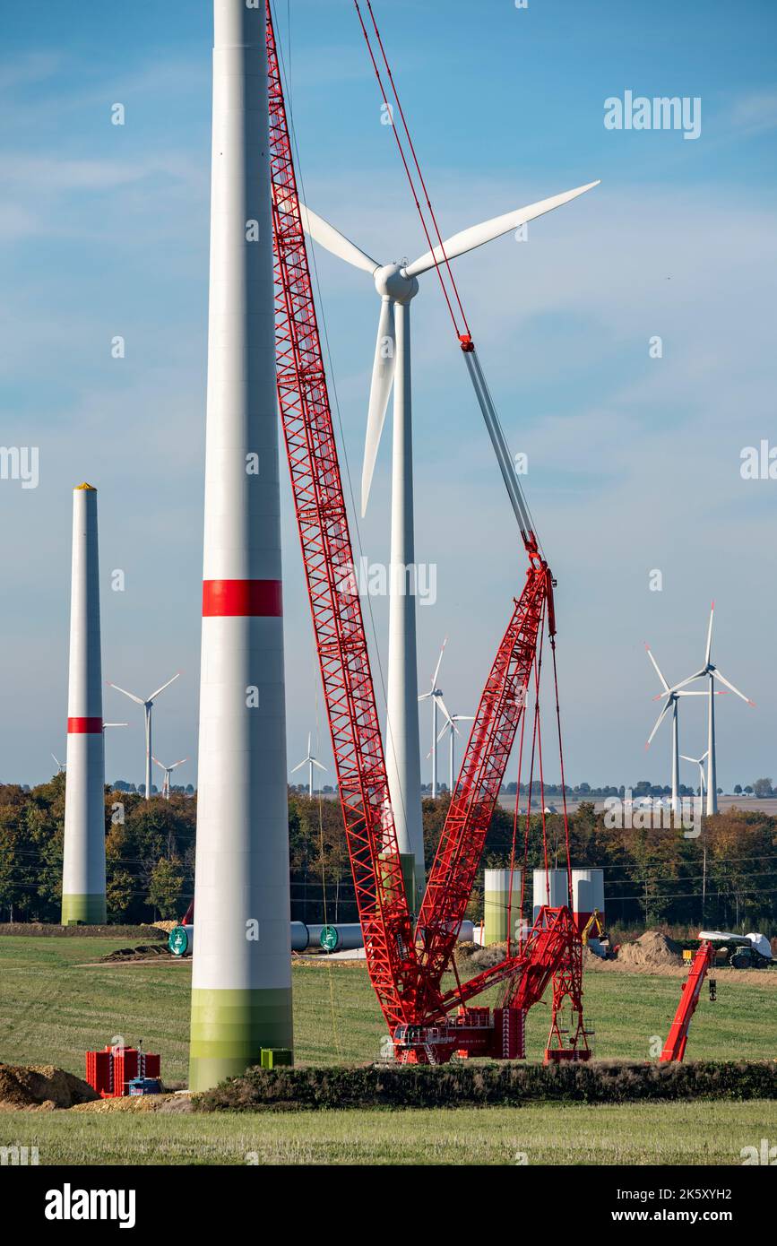 Assembly of a wind turbine, the last rotor blade is being mounted ...