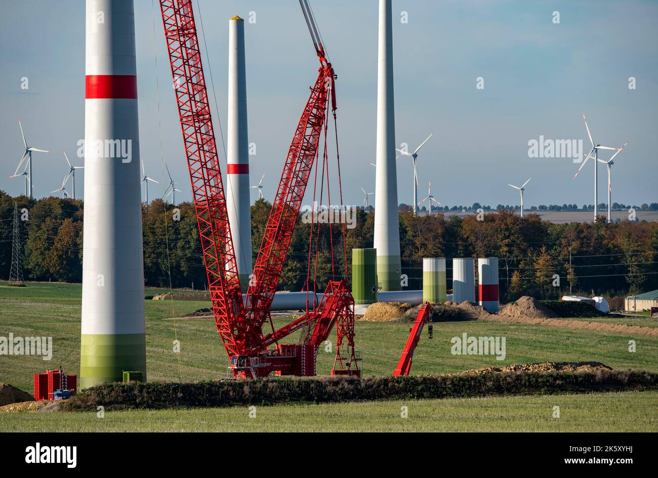 Assembly of a wind turbine, the last rotor blade is being mounted ...