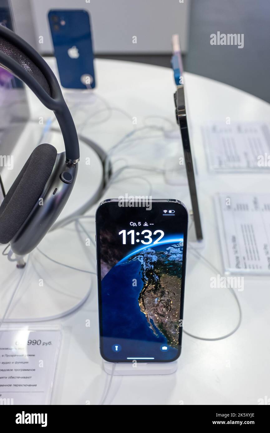 October 5, 2022, Moscow, Russia. The new Apple iPhone 14 Pro smartphone ...