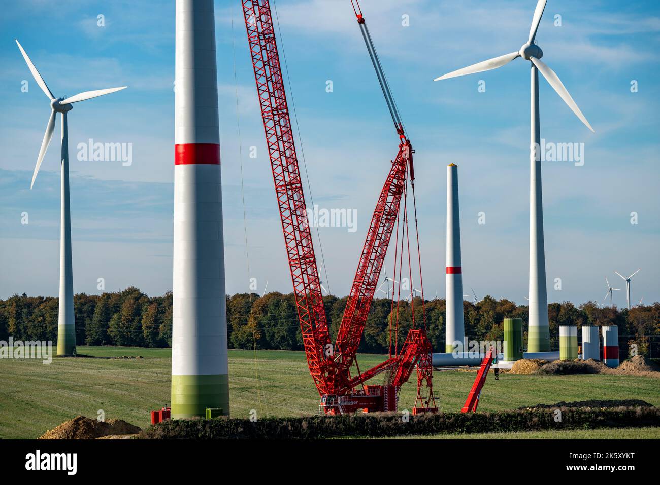 Assembly of a wind turbine, the last rotor blade is being mounted ...