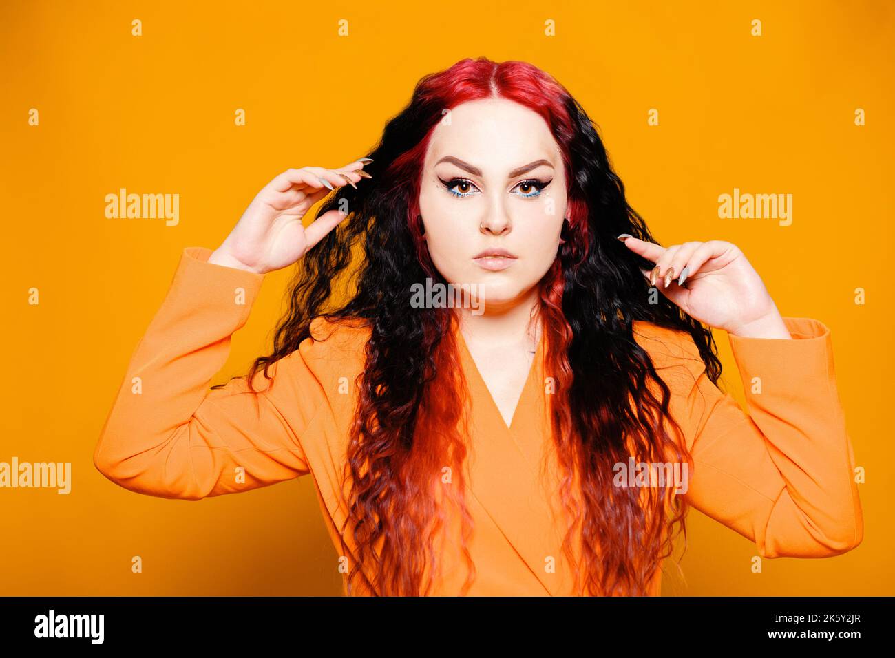 Yellow hair black roots hi-res stock photography and images - Alamy