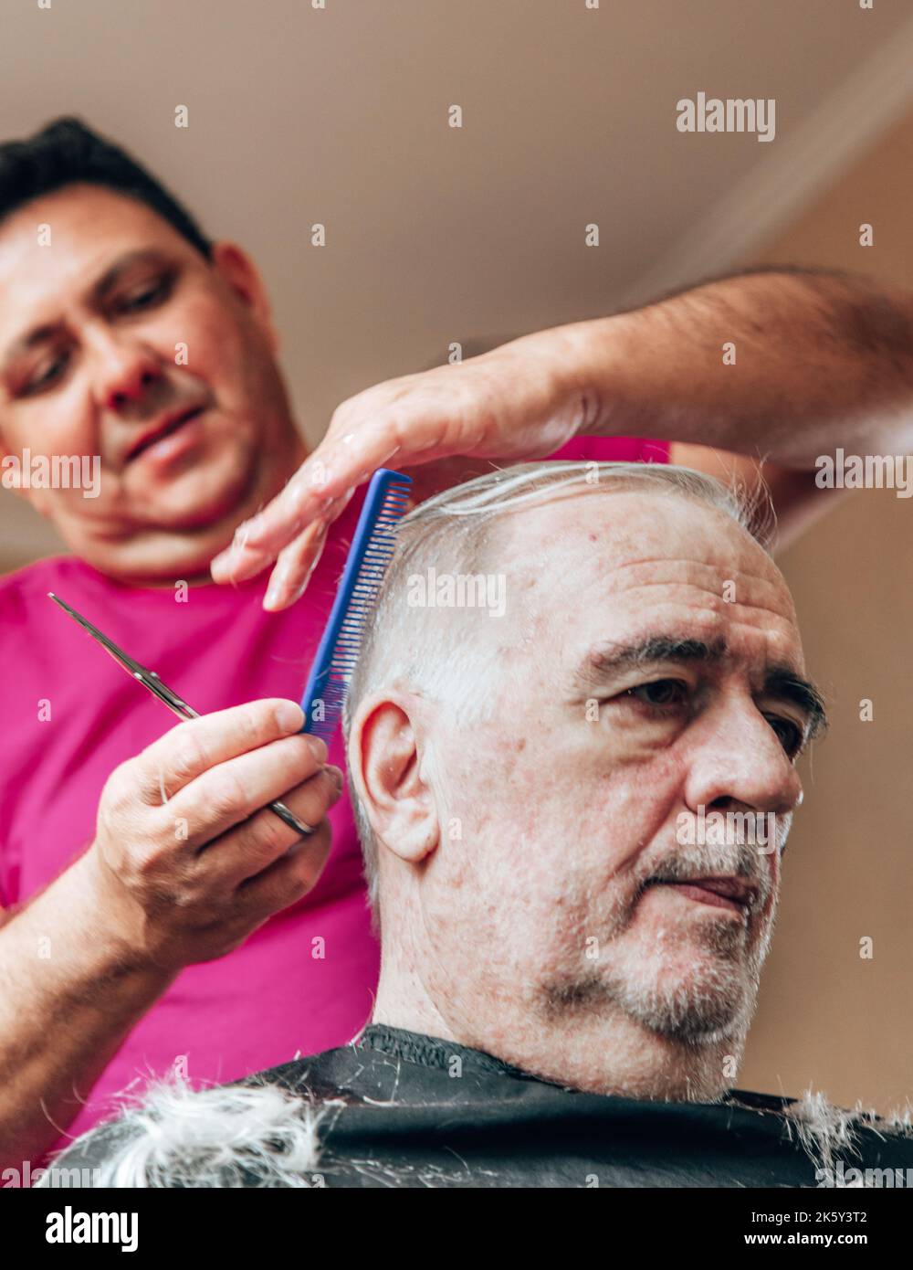 old man getting a haircut Stock Photo - Alamy