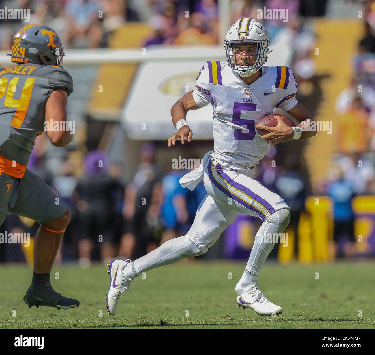 Baton Rouge, LA, USA. 8th Oct, 2022. LSU QB Jayden Daniels #5 runs ...