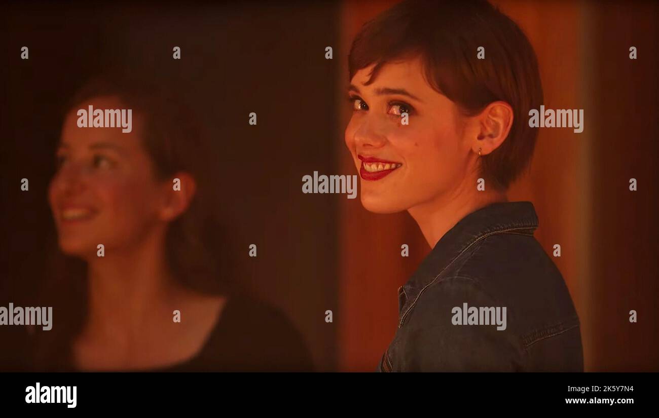 SUMMIT FEVER, Mathilde Warnier (right), 2022. © Paramount Movies ...