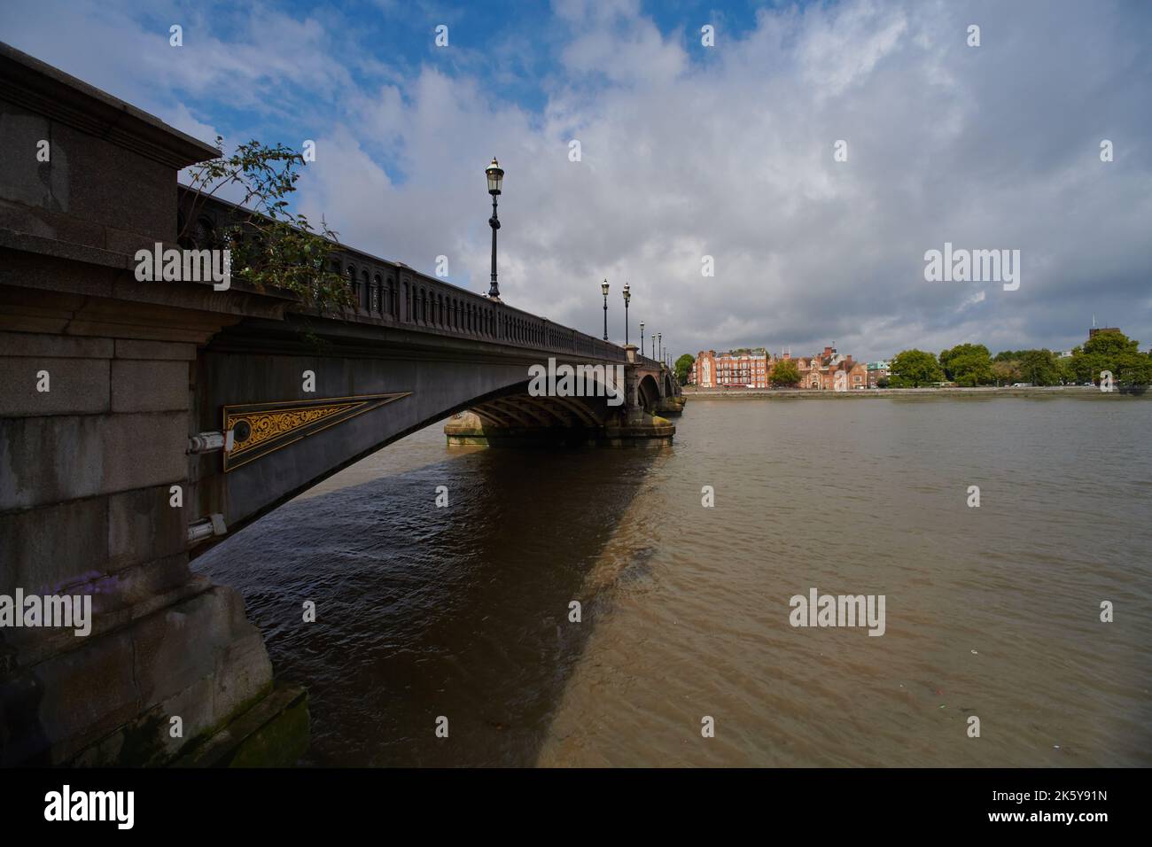 Battersea Bridge across the river Thames Stock Photo - Alamy