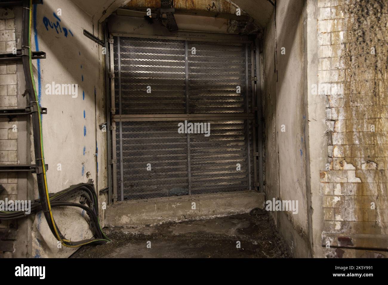 Shepherds bush tube hi-res stock photography and images - Alamy