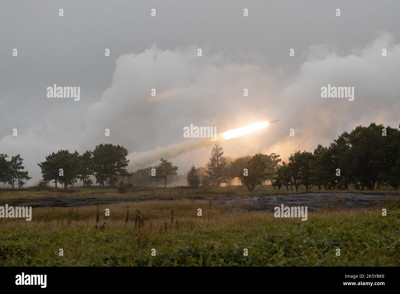 Members of the Northern Army, Japan Self-Defense Force, fire rockets ...