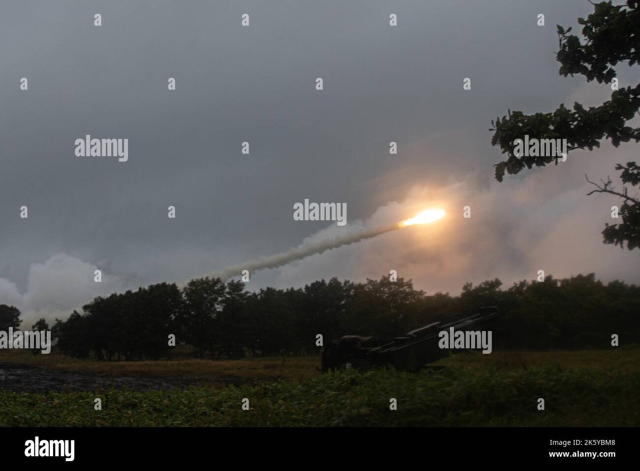 Members of the Northern Army, Japan Self-Defense Force, fire rockets ...