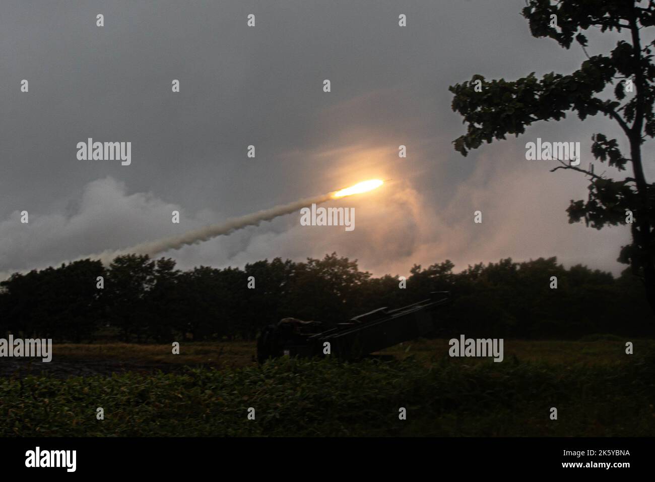 Members of the Northern Army, Japan Self-Defense Force, fire rockets ...