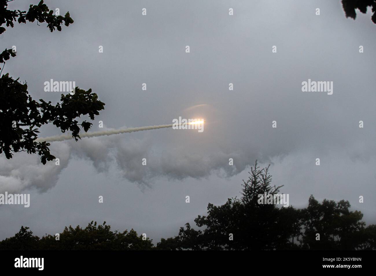 Members of the Northern Army, Japan Self-Defense Force, fire rockets ...