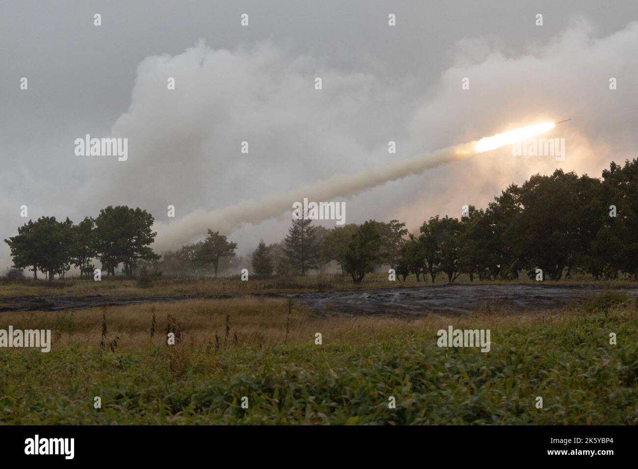 Members of the Northern Army, Japan Self-Defense Force, fire rockets ...