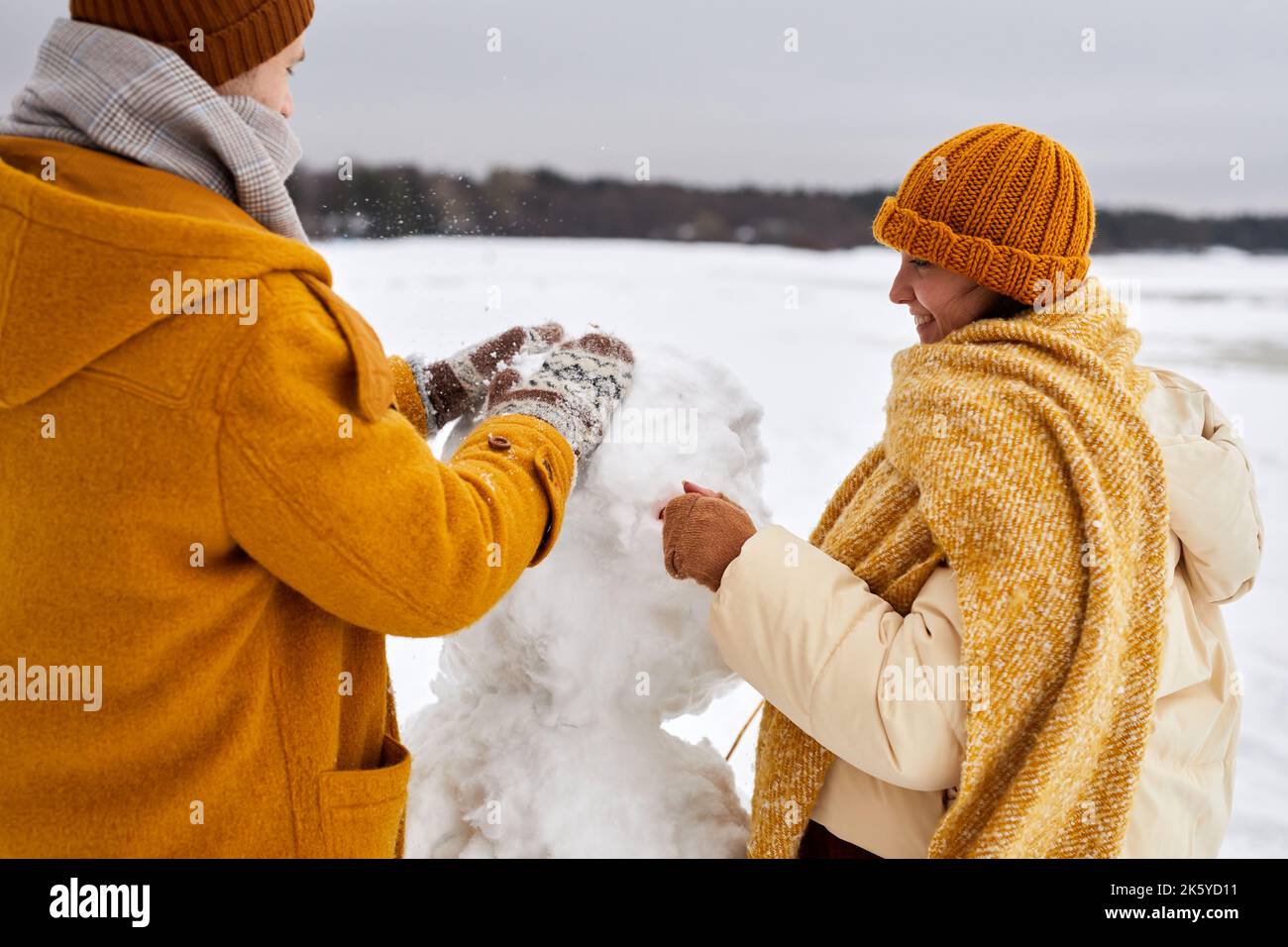 Snowman building hi-res stock photography and images - Alamy