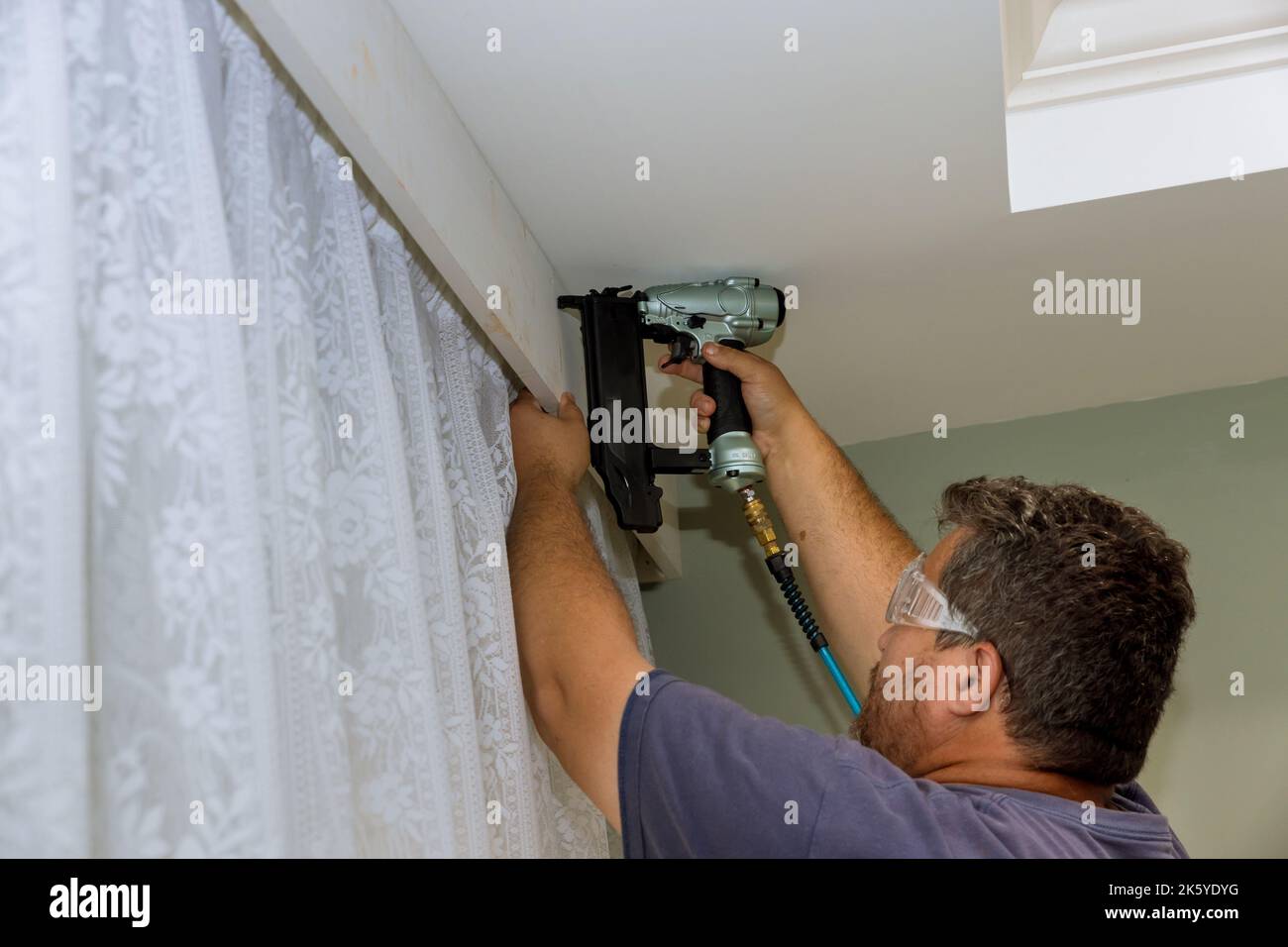 Installing cornices hi-res stock photography and images - Alamy