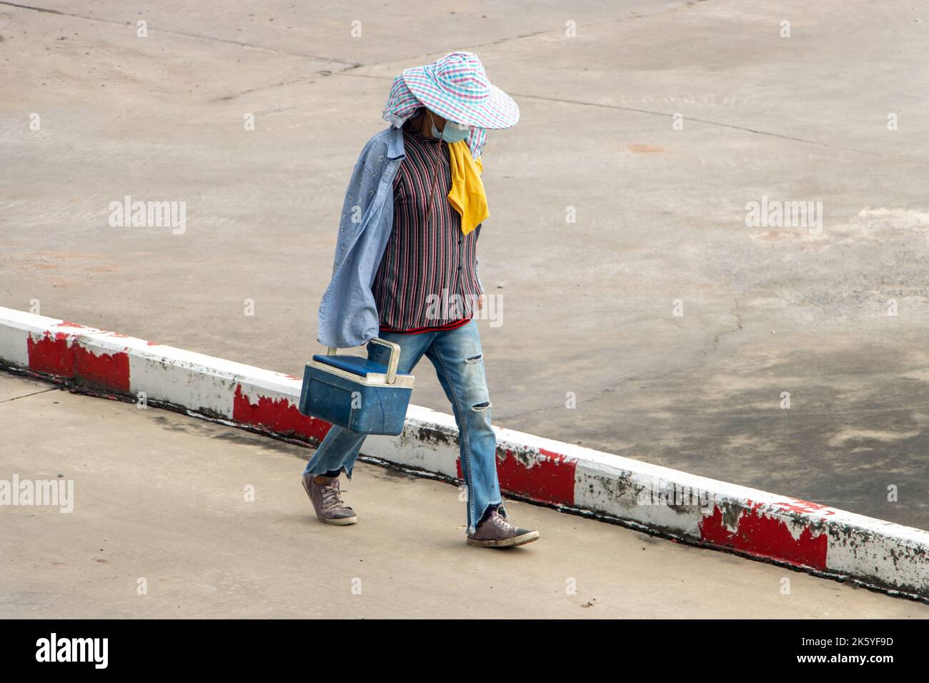 Construction worker female hide face hi-res stock photography and ...