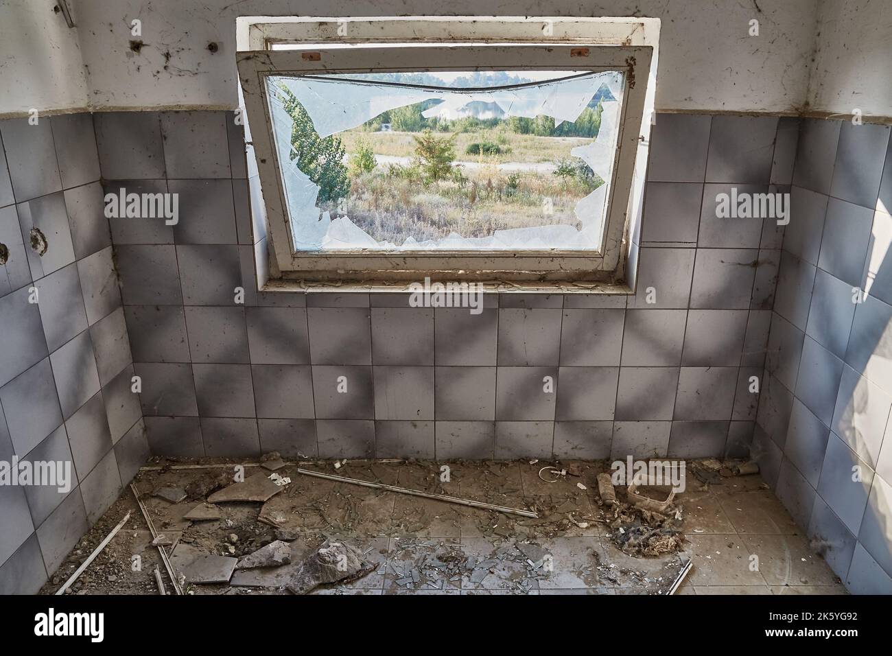Abandoned building interior Stock Photo - Alamy