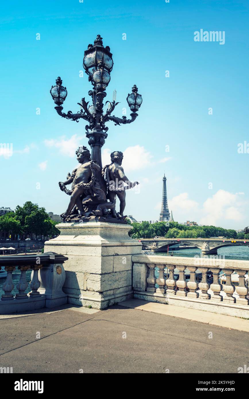 Bridge sculpture with eiffel tower hi-res stock photography and images ...