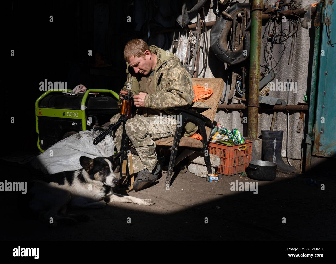 Soldier cleaning gun hi-res stock photography and images - Alamy