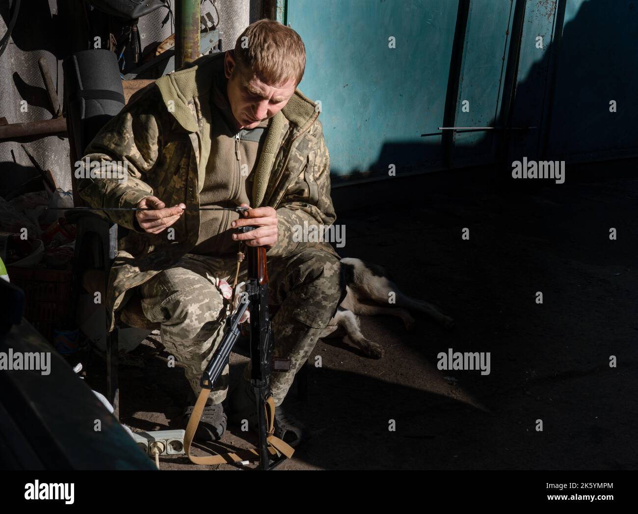 Soldier cleaning gun hi-res stock photography and images - Alamy