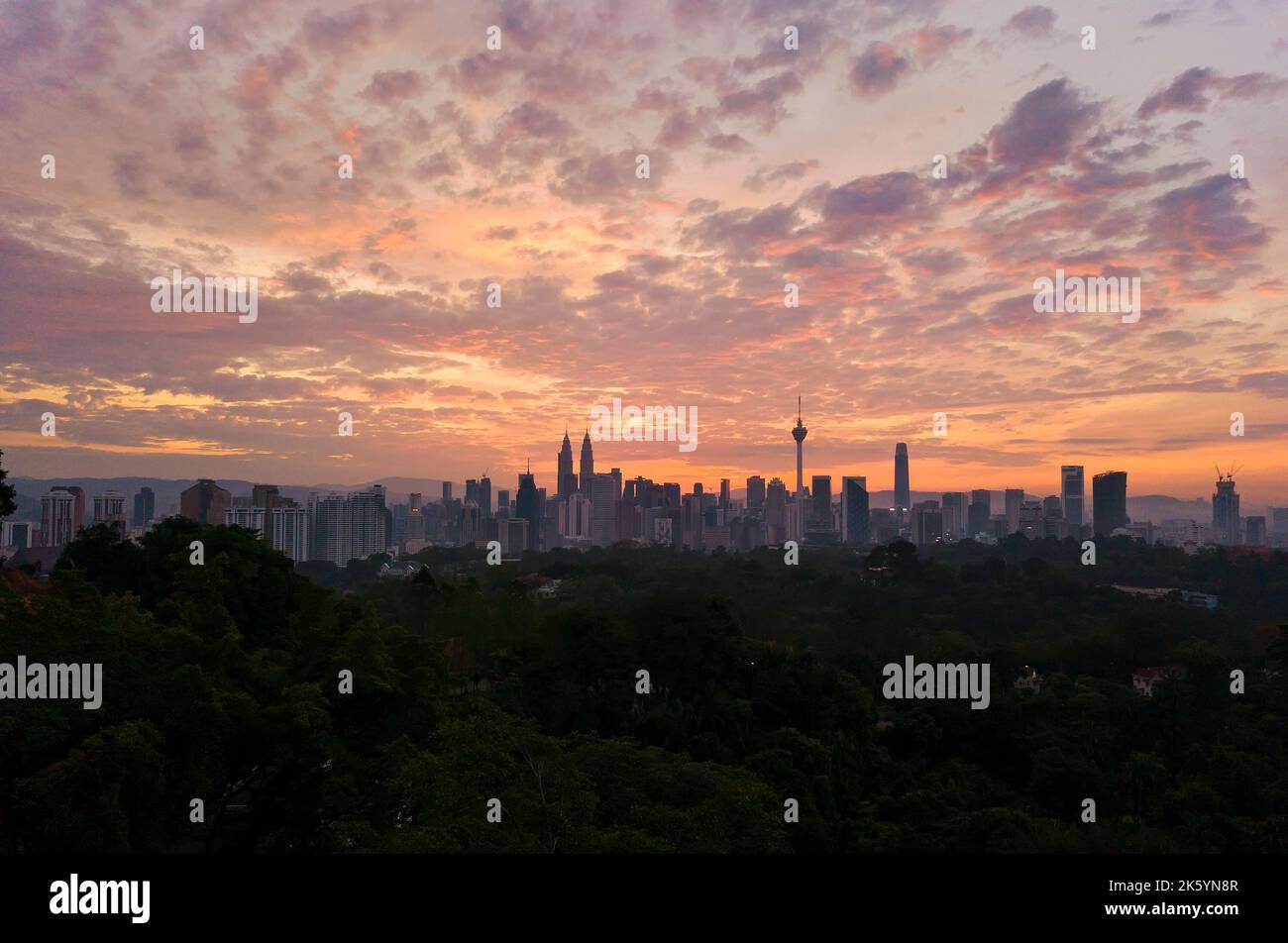Kuala lumpur aerial skyline sunset hi-res stock photography and images ...