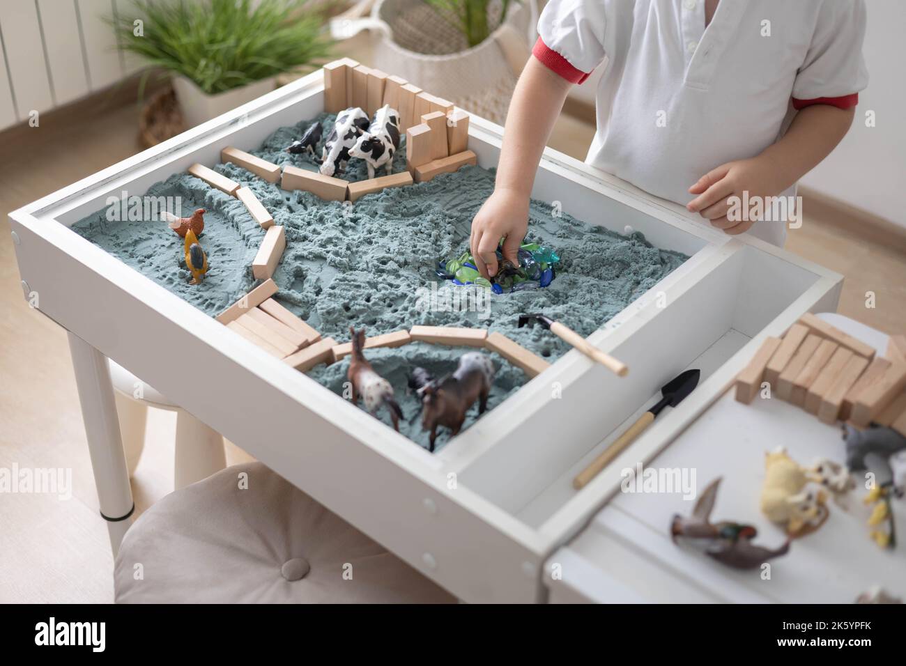 Kinetic sand box hi-res stock photography and images - Alamy