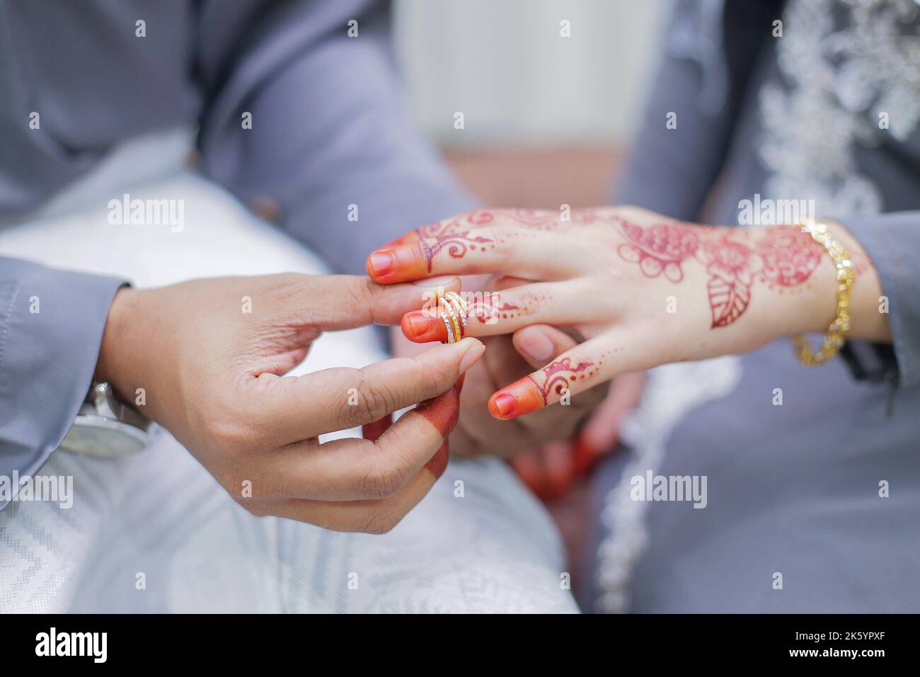 Muslim wedding couple holding hands hi-res stock photography and images ...