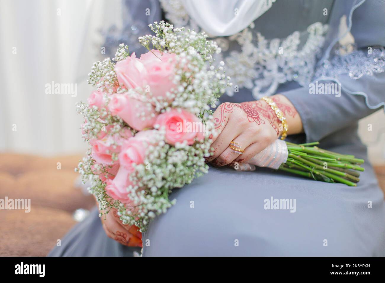 Muslim wedding couple holding hands hi-res stock photography and images ...