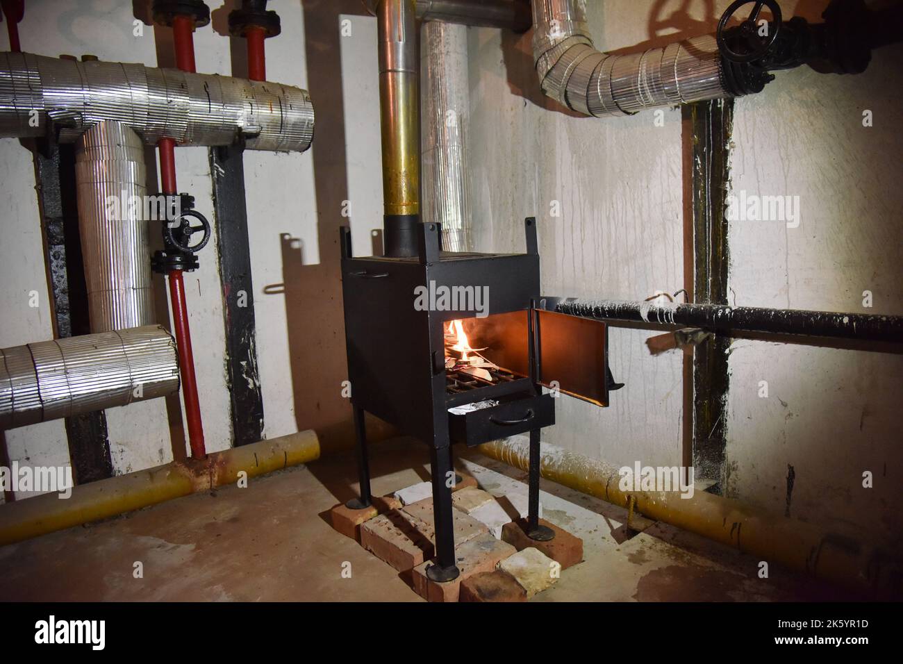 Installed stove hi-res stock photography and images - Alamy