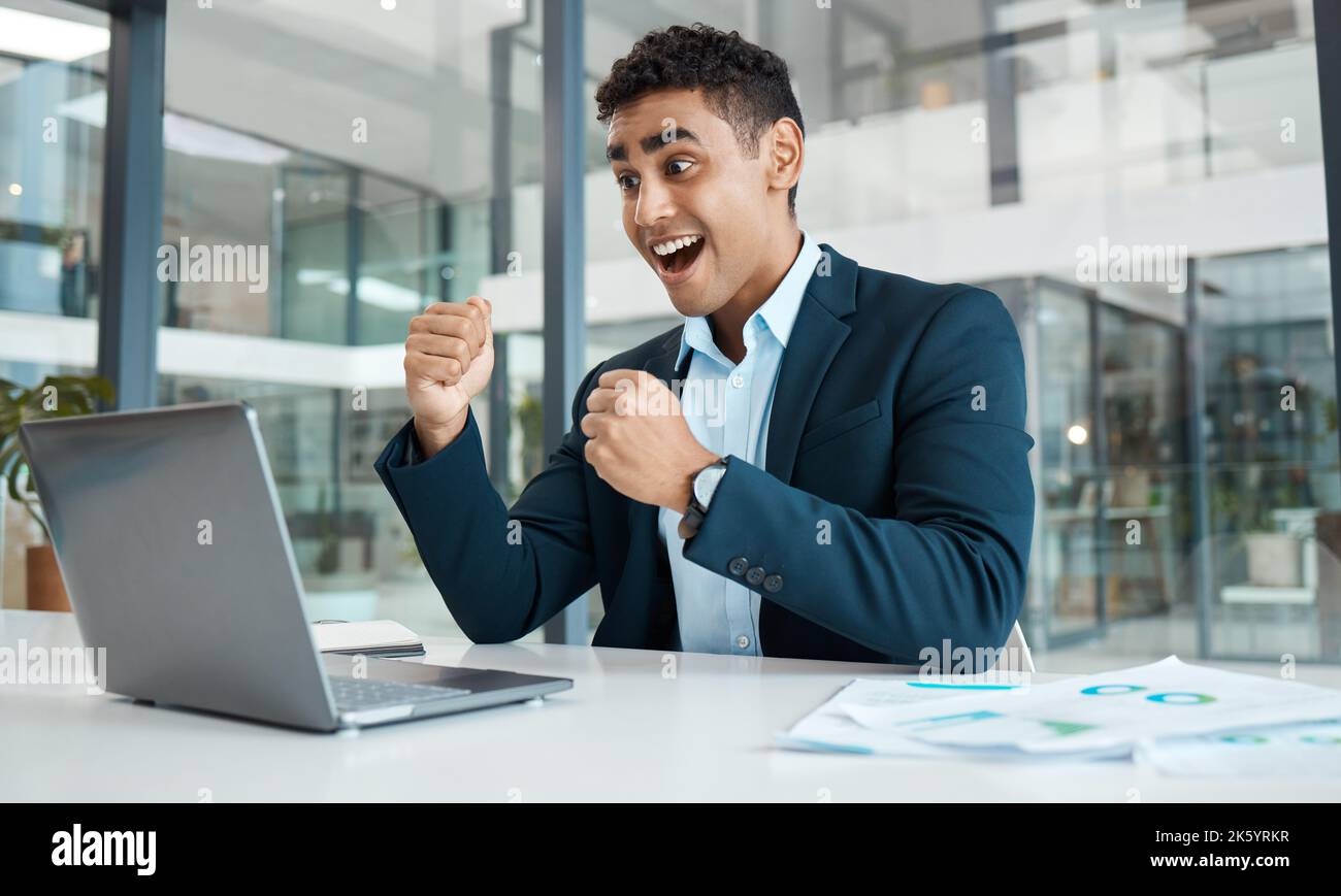 Man looking shocked on a laptop hi-res stock photography and images - Alamy