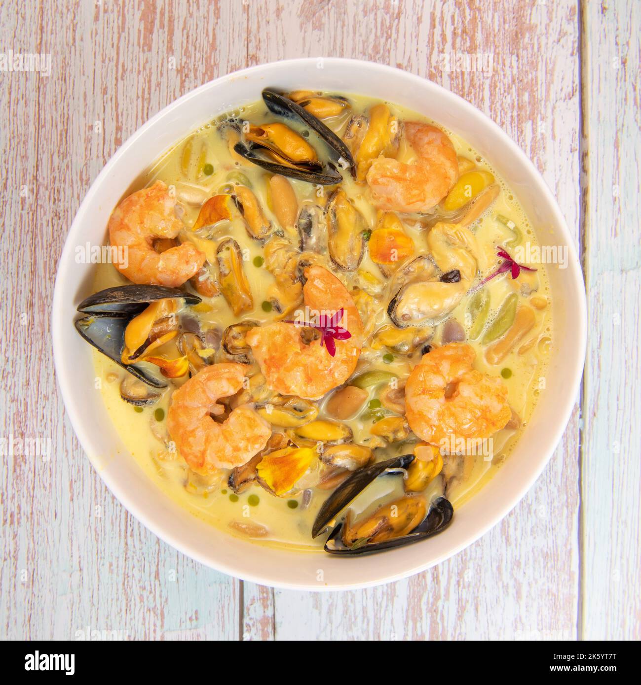 Recipe for marinated mussels with fresh cream, saffron curry and prawns ...