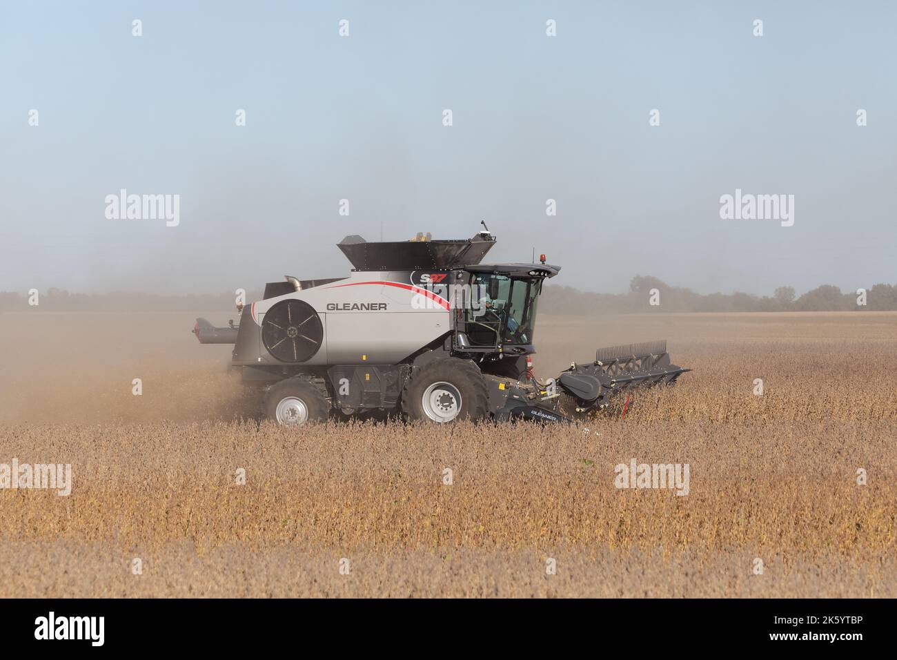 Harvesting soybeans along Route 61 between Mediapolis and Wapello, Iowa ...