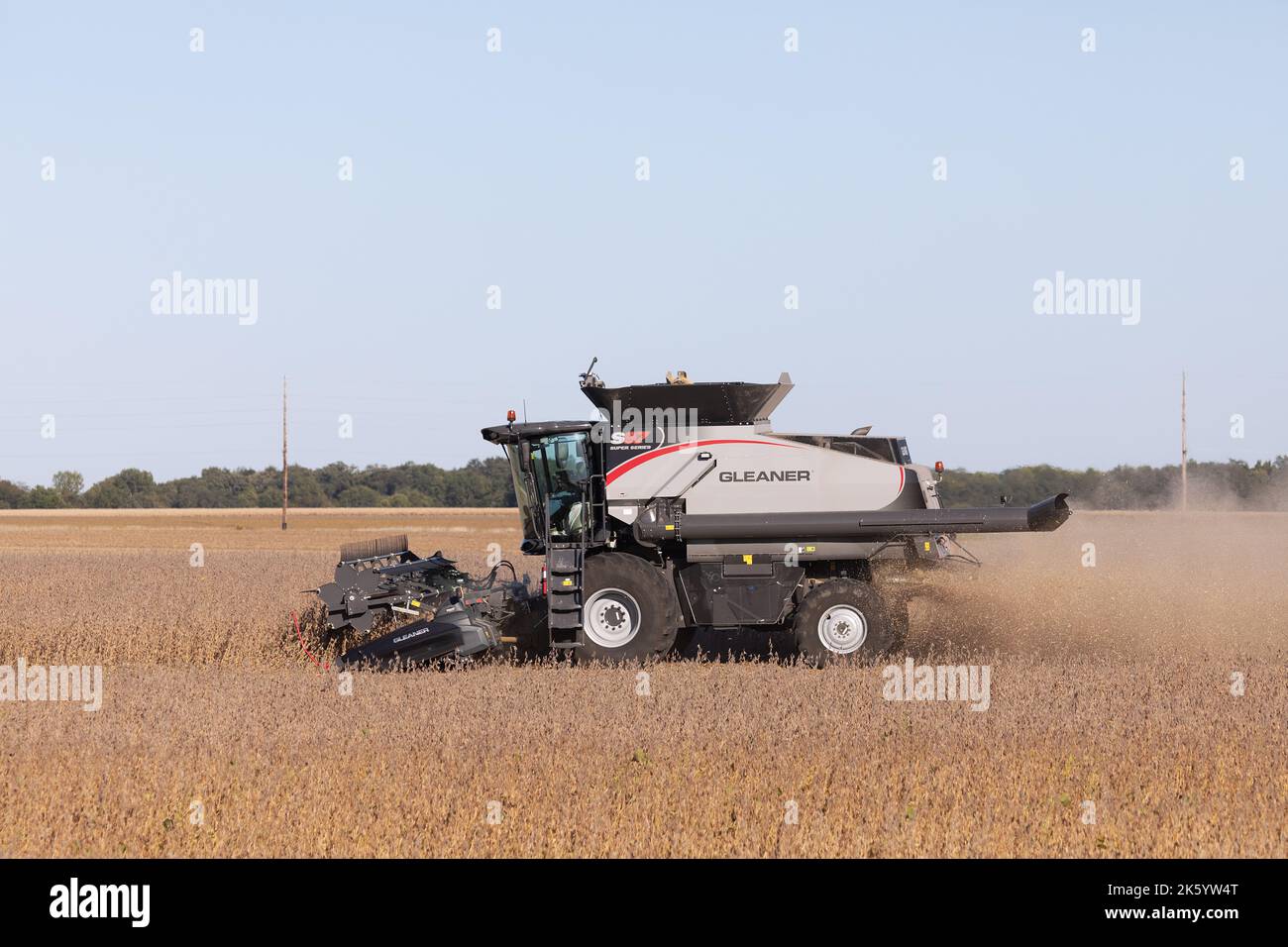 Harvesting soybeans along Route 61 between Mediapolis and Wapello, Iowa ...