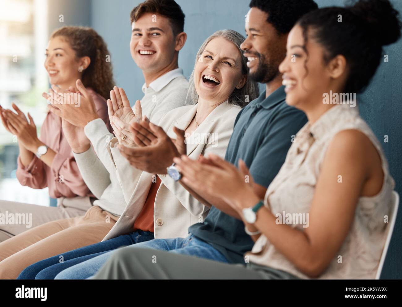 Line business people clapping hi-res stock photography and images - Alamy