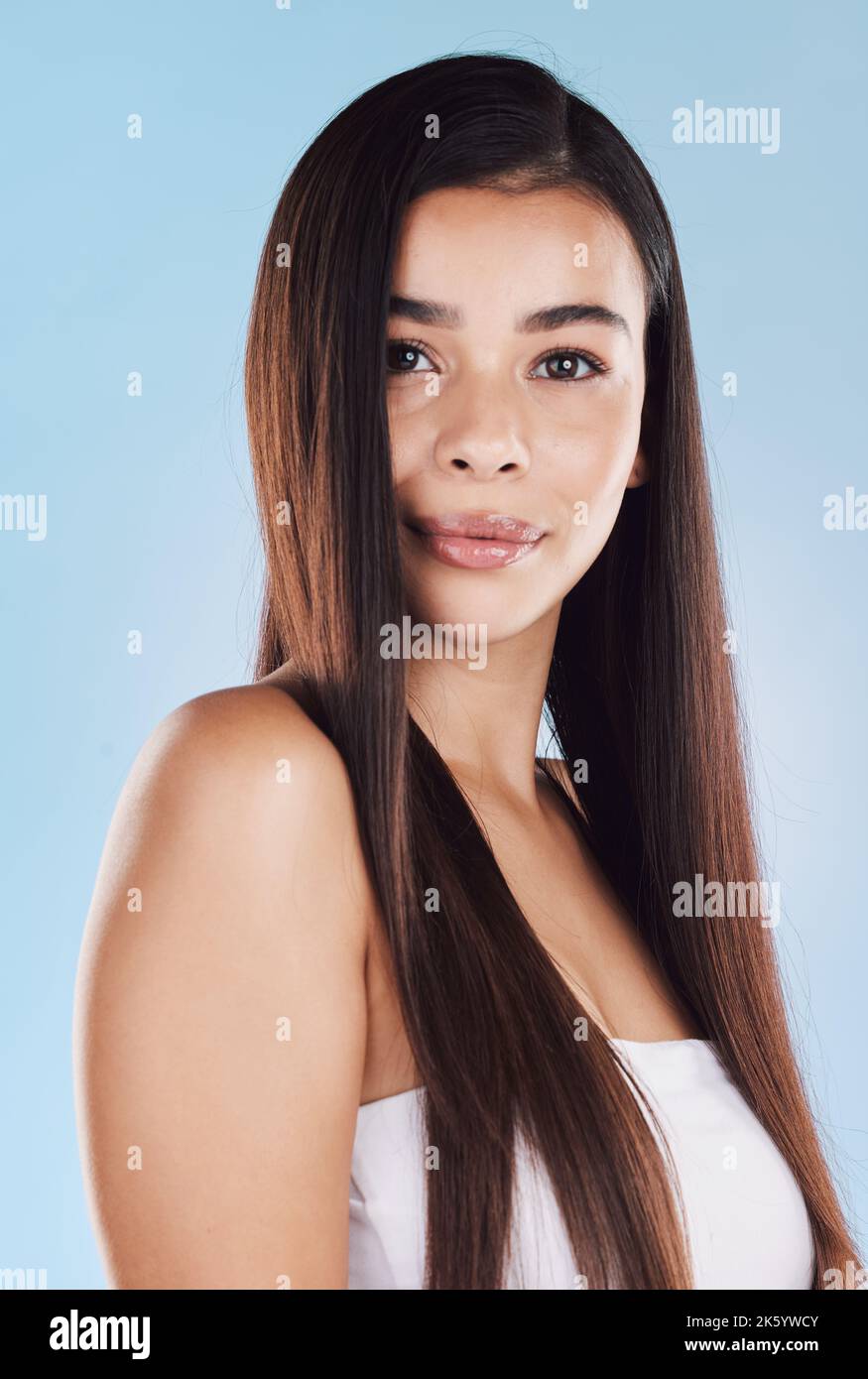 Woman, hispanic, hair, studio hi-res stock photography and images - Alamy