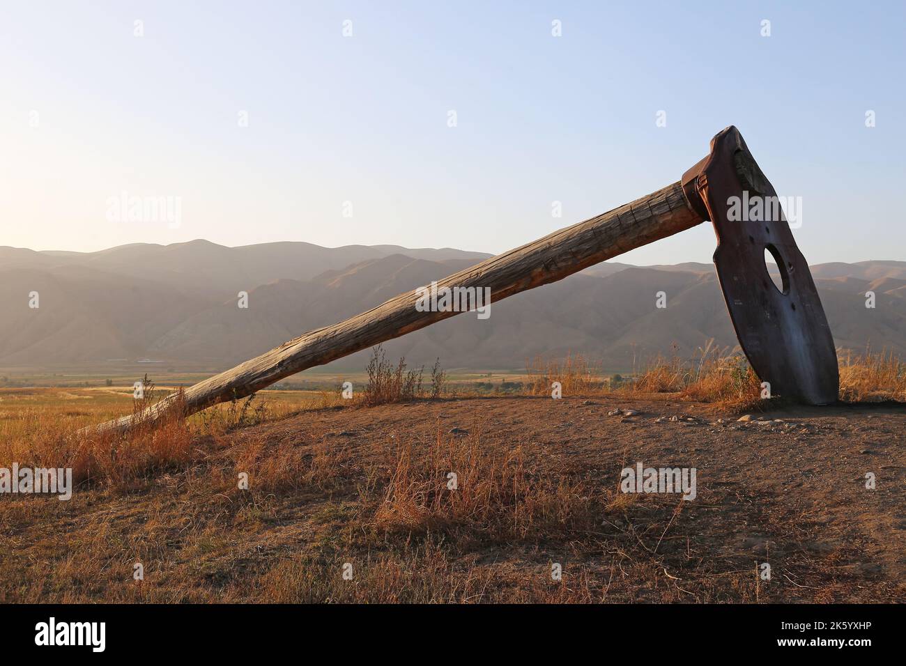 Giant Hoe sculpture (approximately 3metres tall), Kalmak Ashuu, Chong ...