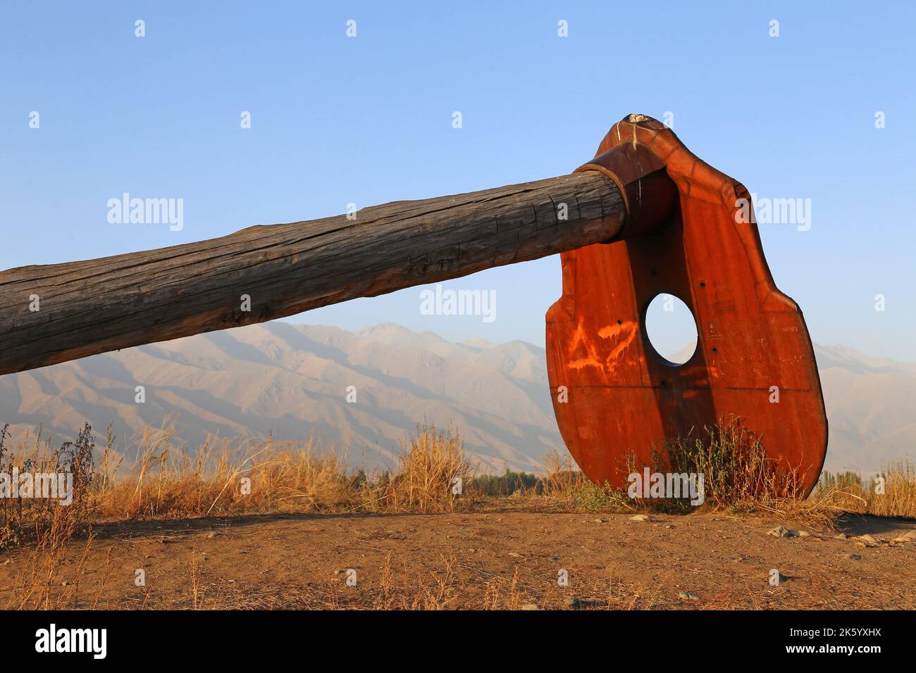 Giant Hoe sculpture (approximately 3metres tall), Kalmak Ashuu, Chong ...