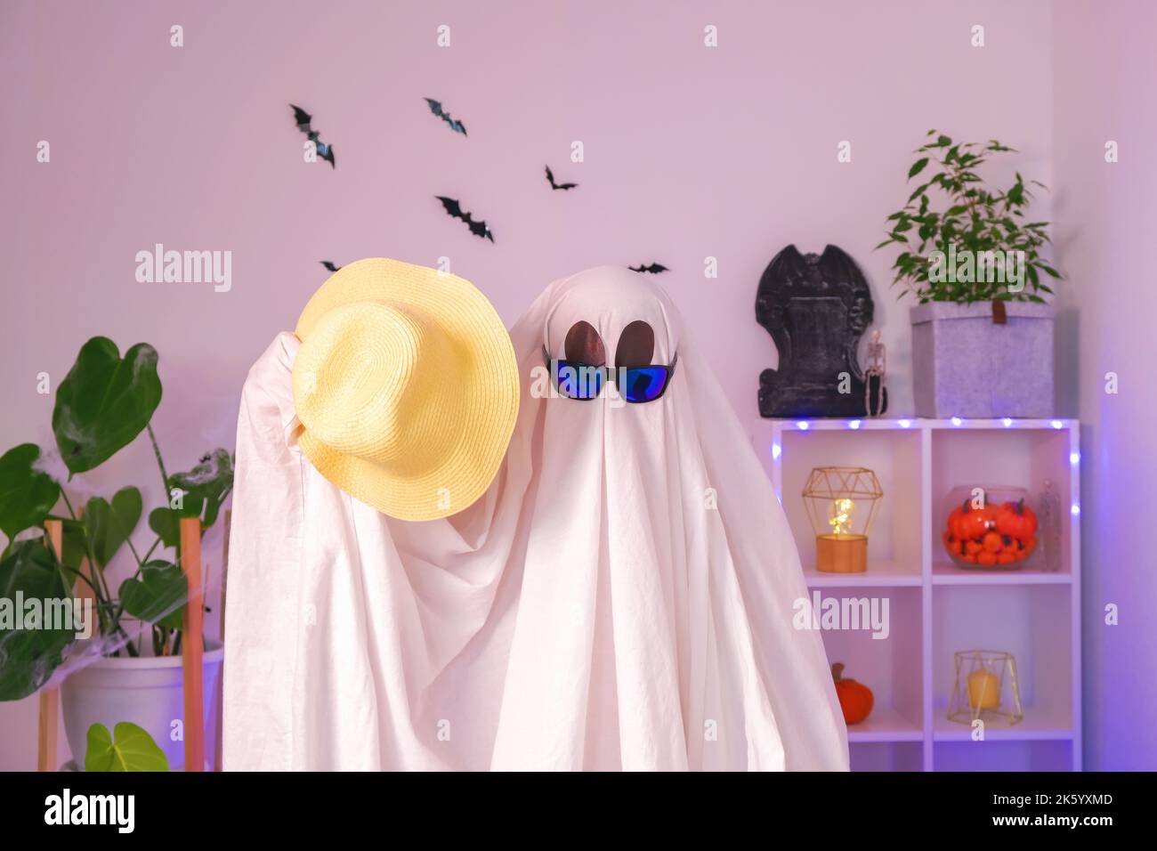 The ghost is getting ready for vacation. The ghost goes on a trip ...