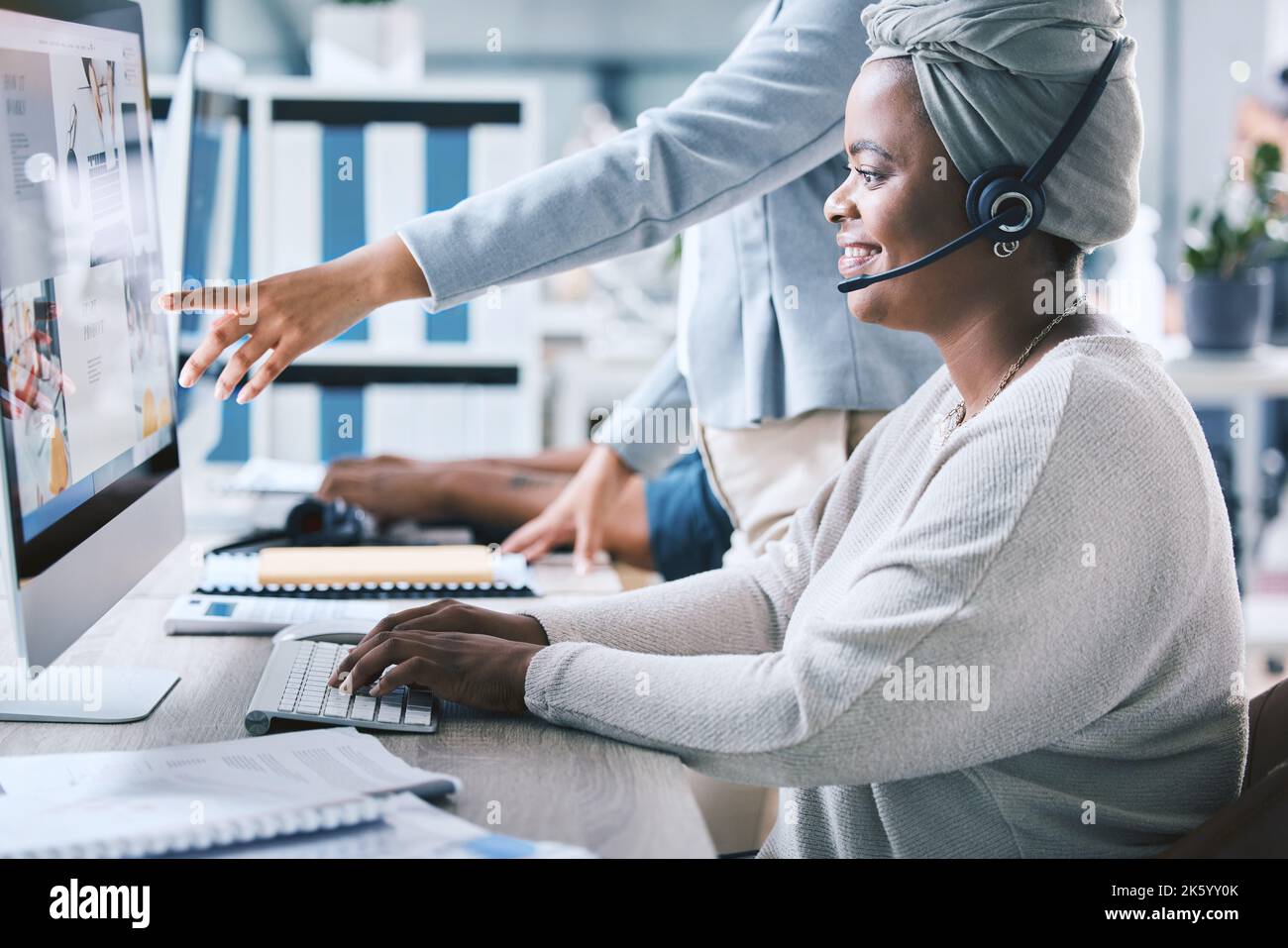 African american woman headset typing hi-res stock photography and ...