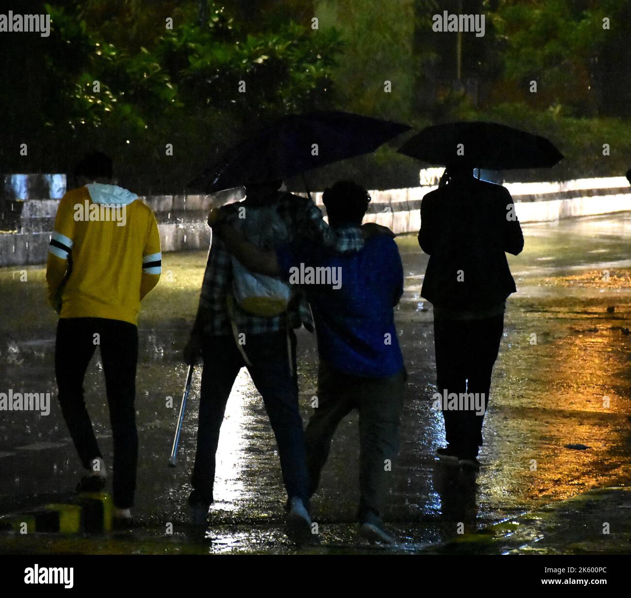 People taking shelter in rain hi-res stock photography and images - Alamy