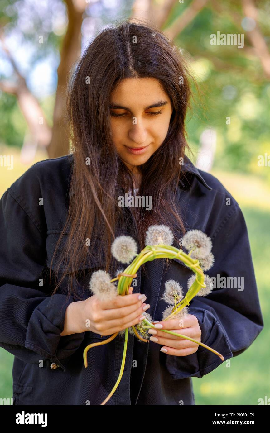 Wreath of white dandelions. Step by step instructions. Step 3. Happy ...