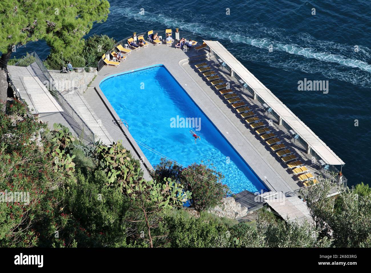 Conca dei Marini - Turisti sulla piscina a strapiombo sul mare a Capo ...