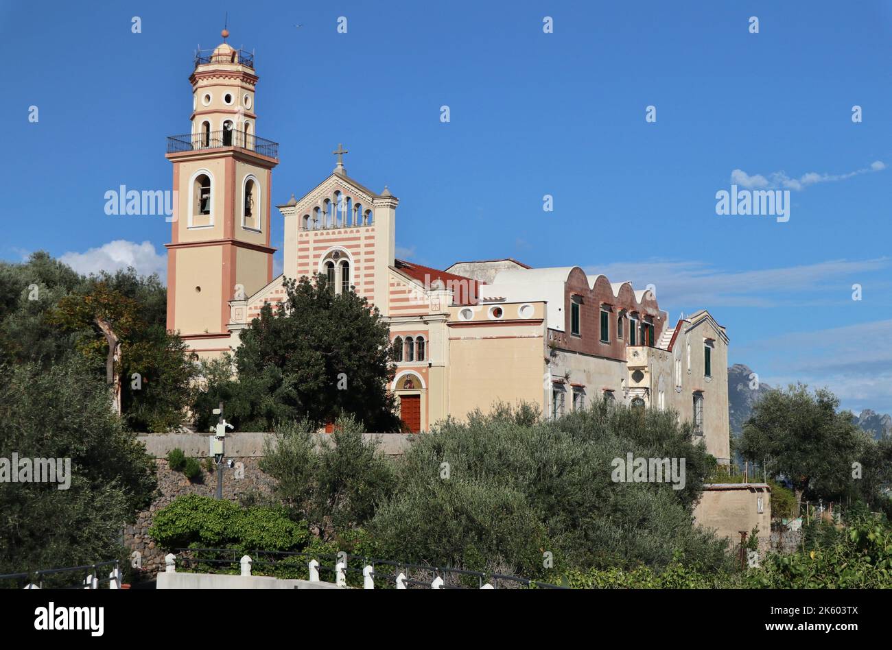 Conca dei Marini - Chiesa di San Pancrazio da Via Vreca Stock Photo - Alamy