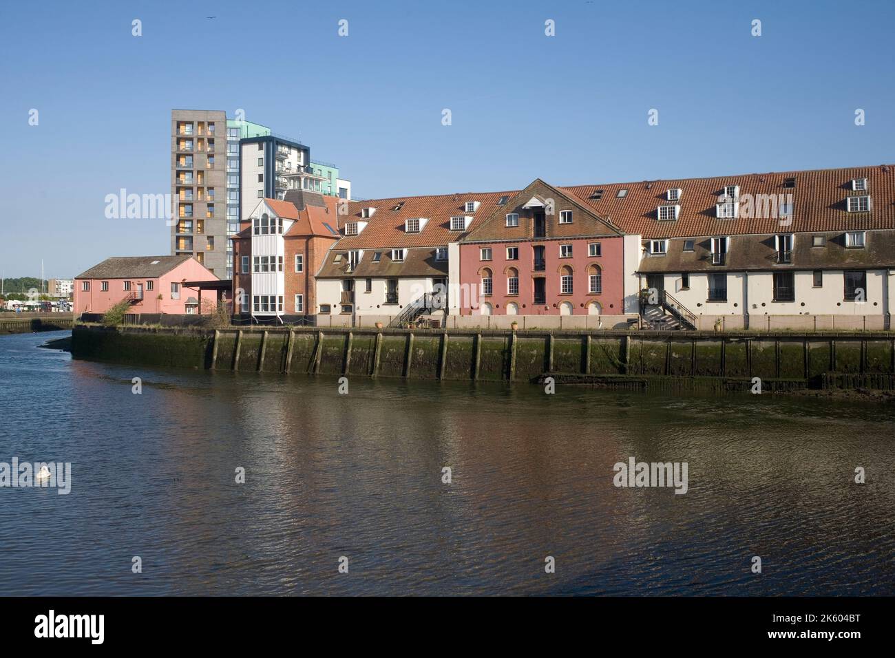 riverside dwellings at bend in river Orwell in Ipswich Suffolk England ...