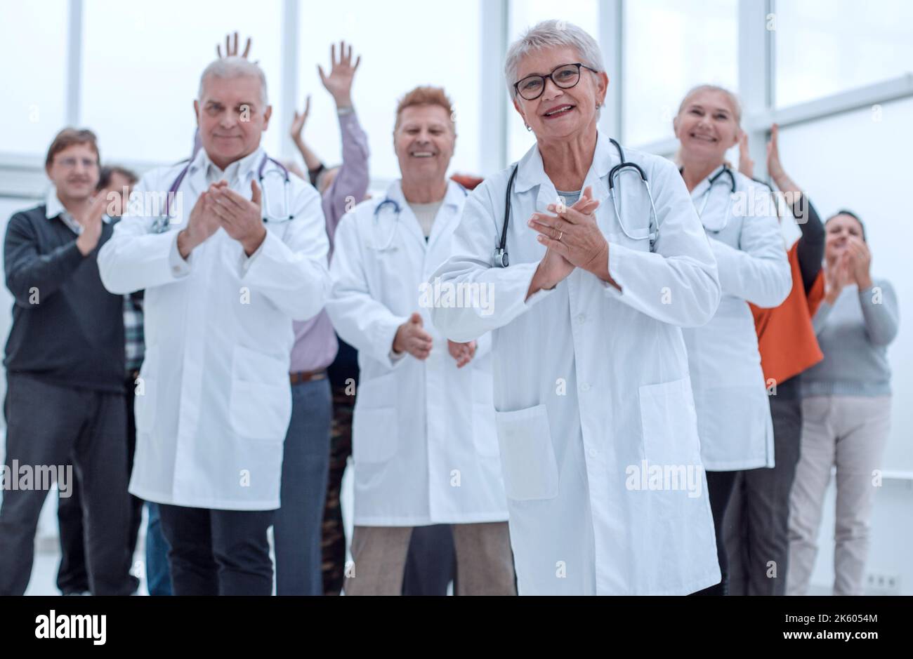 doctors and patients clap their hands. applaud and enjoy success Stock ...