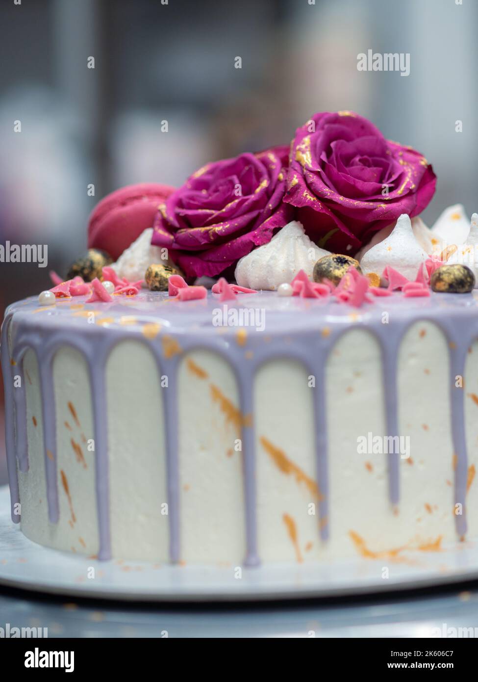 gold handpainted decorated romantic cake Stock Photo - Alamy