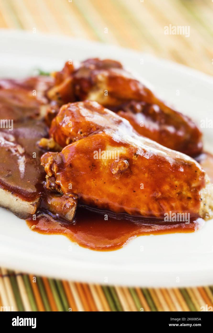 Messy chicken wings hi-res stock photography and images - Alamy