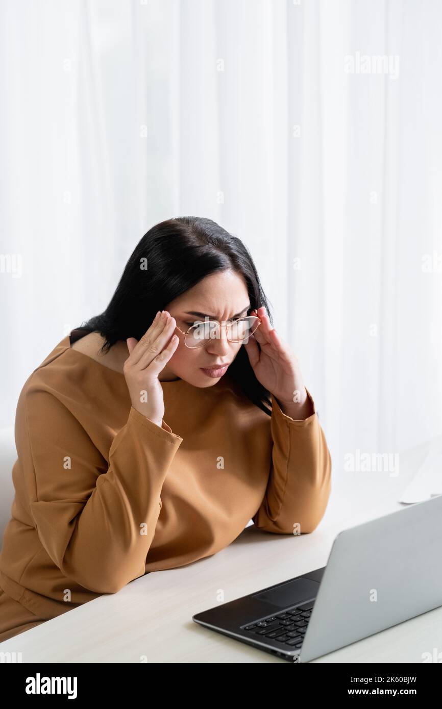 hard project concentrated woman distance education Stock Photo - Alamy