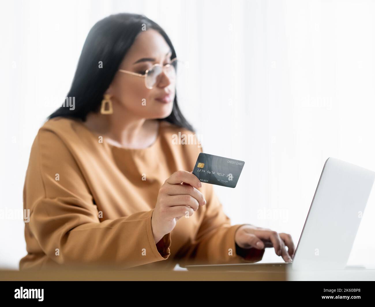 online shopping business woman corporate client Stock Photo - Alamy