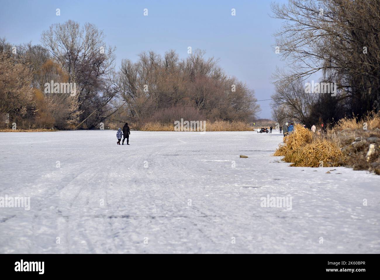 People walk on frozen river hi-res stock photography and images - Alamy